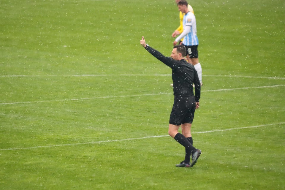 What is the role of a referee? – EJEAS